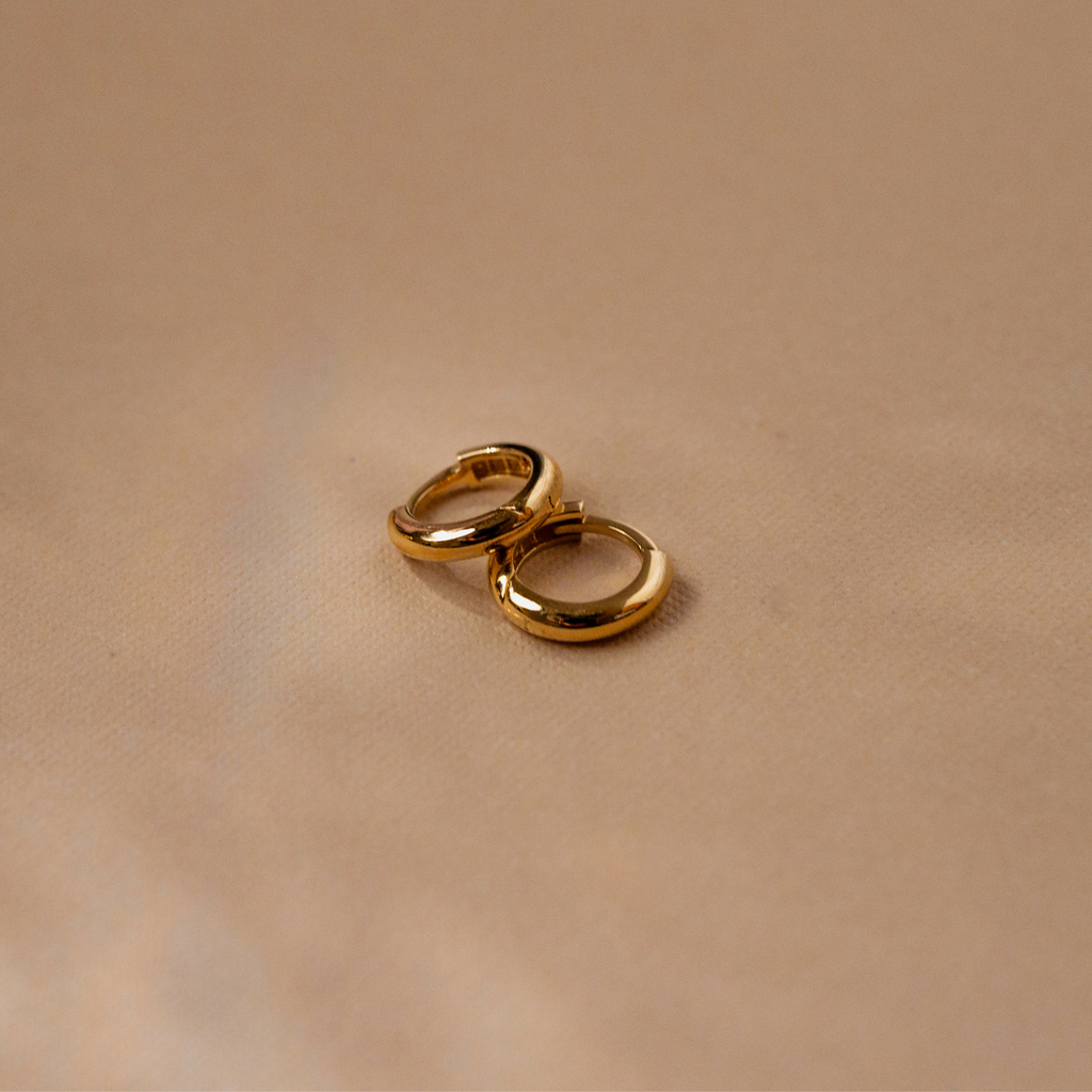 Everyday Gold Huggie Hoop Earring – katieclark