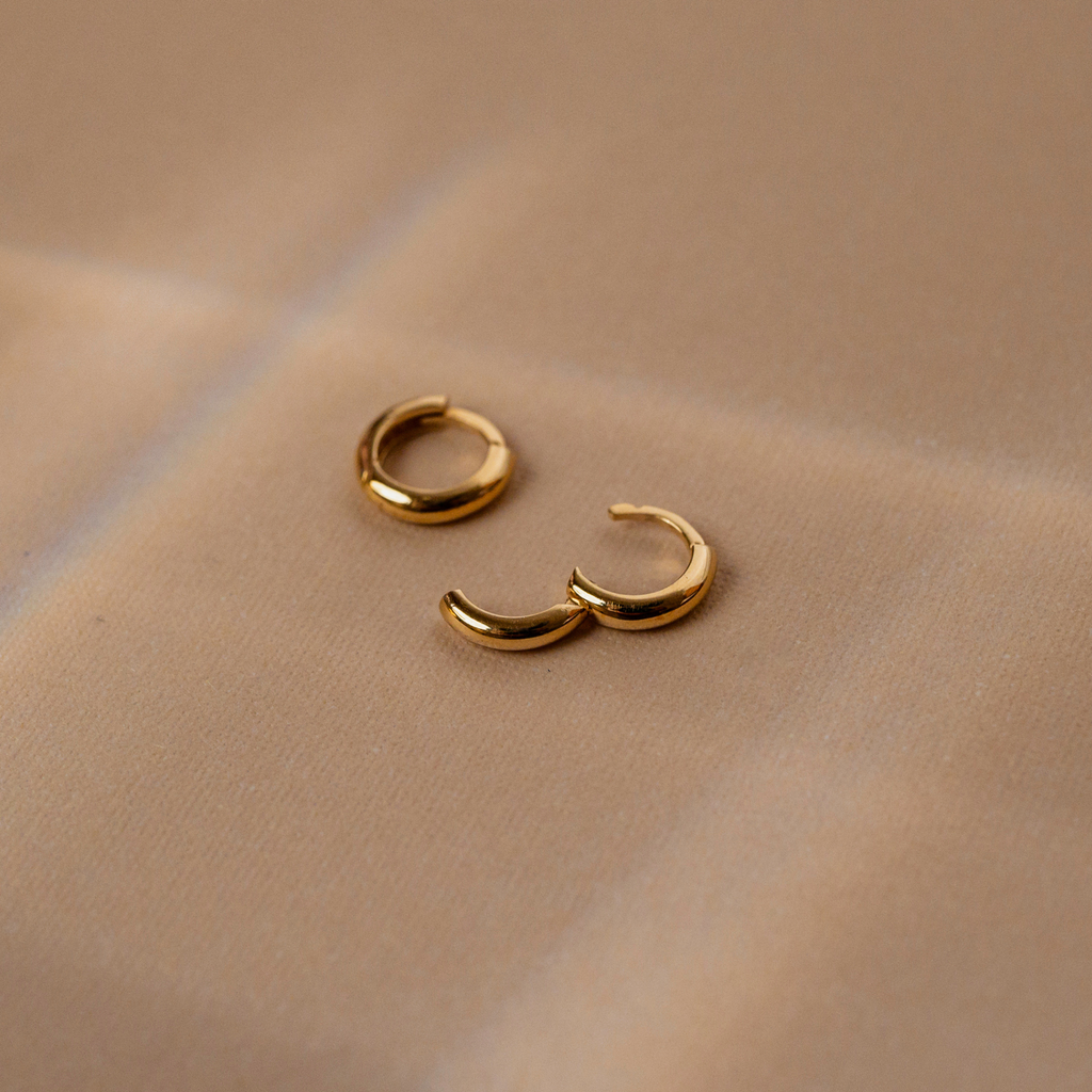 Everyday Gold Huggie Hoop Earring – katieclark